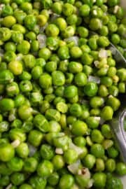 Buttery Peas (Easy frozen peas recipe!)