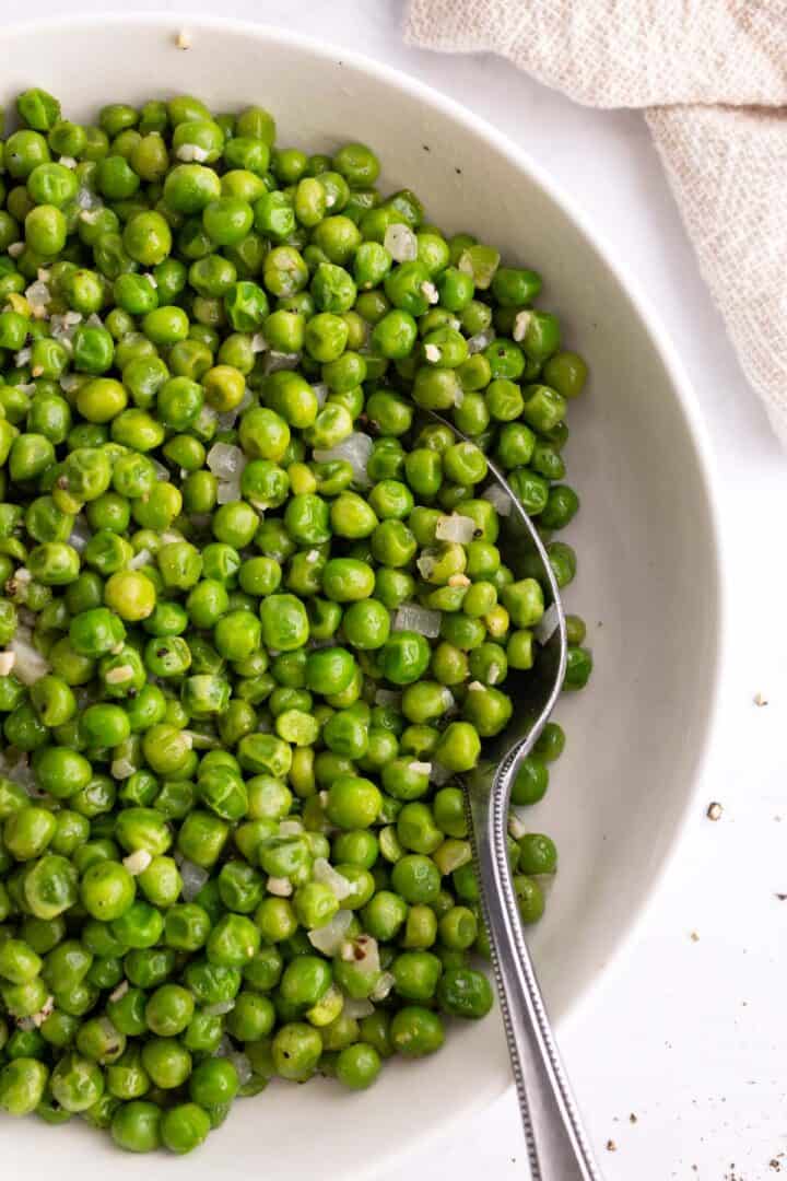 Buttery Peas (Easy frozen peas recipe!)